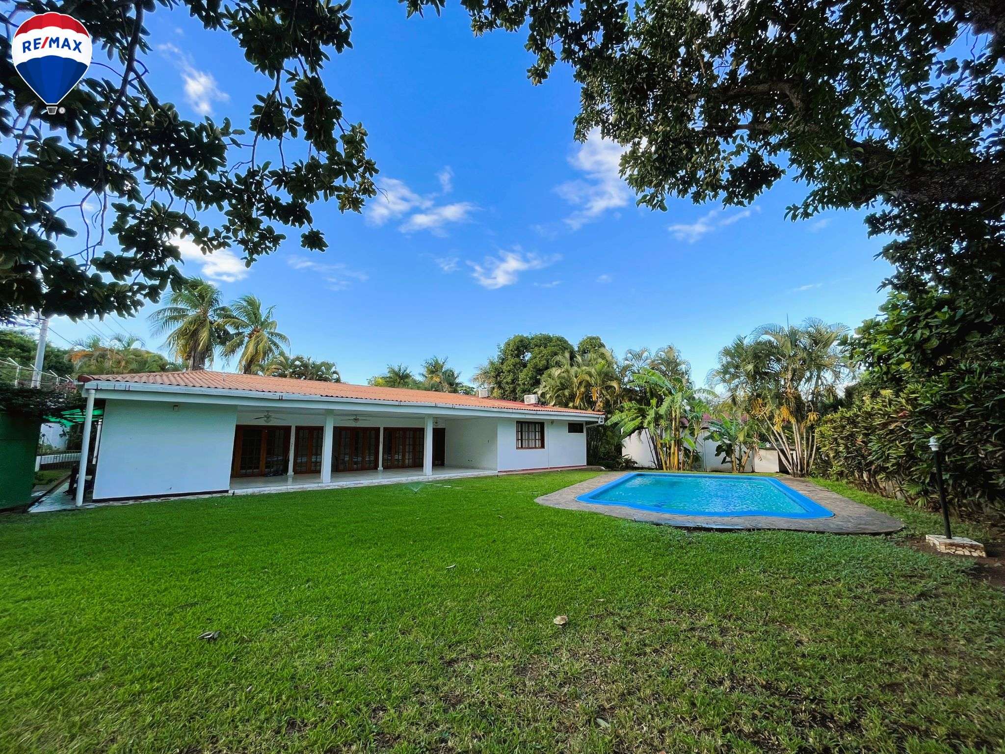 Casa con excelente ubicación y patio enorme con piscina - REMAX/CAPITAL